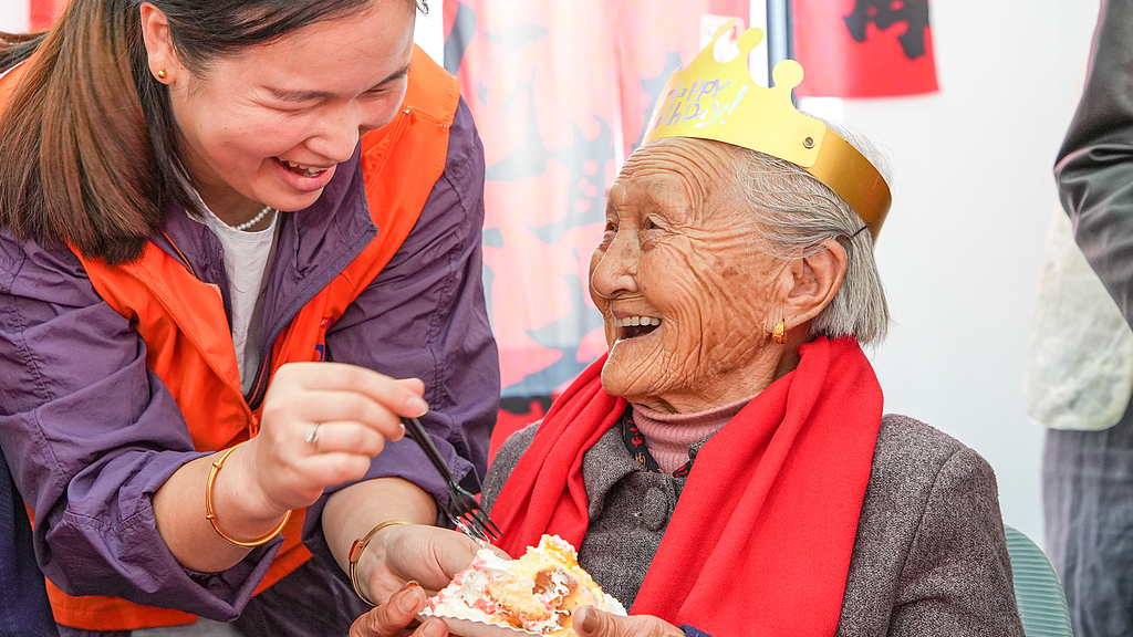 Volontuloj de diversaj lokoj de la lando faris diversajn aktivadojn por ...