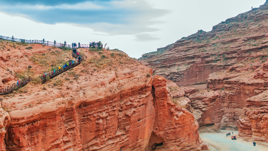 Colorido e magnífico vale Tomur na Região Autônoma Uigur de Xinjiang