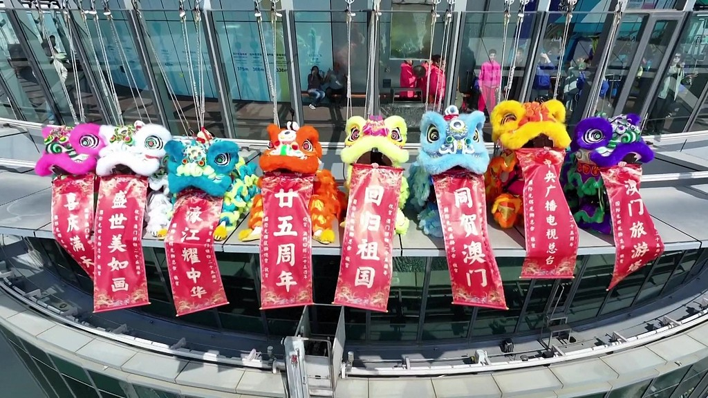 Kërcimi i luanit përfshiu Kullën e Makaos për 25-vjetorin e kthimit në ...