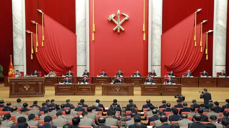 Ким Жон Ун Солонгосын Хөдөлмөрийн намын бүгд хурлыг даргаллаа