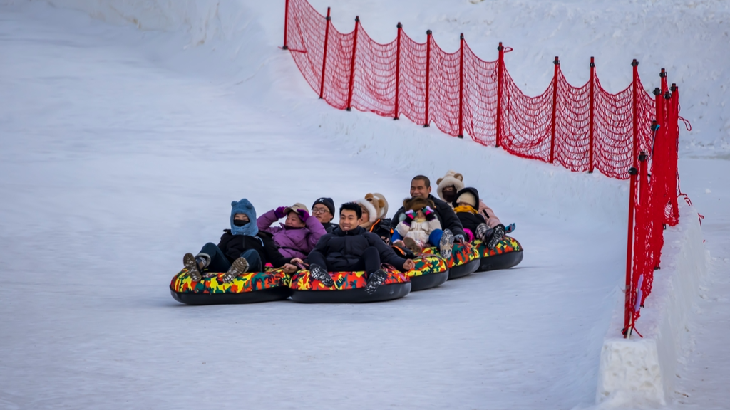Inverno, temporada de diversão no gelo e na neve