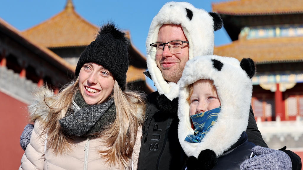 Multaj eksterlandaj turistoj vizitis la Imperiestran Palacon