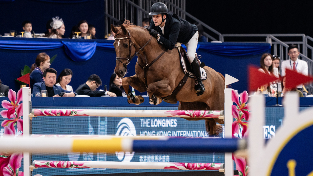 Hong Kong, i cittadini passano il weekend guardando ad uno spettacolo di equitazione internazionale