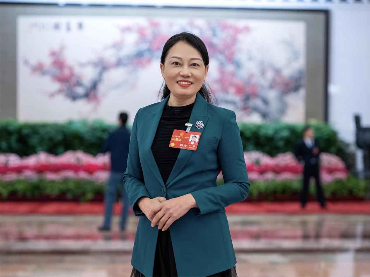 Fang Yan ONGY-képviselő: A törvényeknek erős támogatást kell nyújtaniuk ...