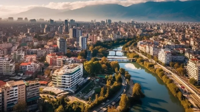 Investimet, turizmi dhe konsumi nxitën rritjen e ekonomisë në Shqipëri