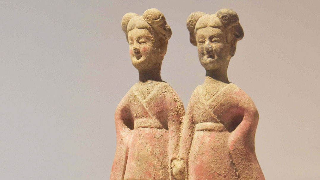 Antikva statueto de manenmanaj virinoj desegnas duon vestitan per hanfu