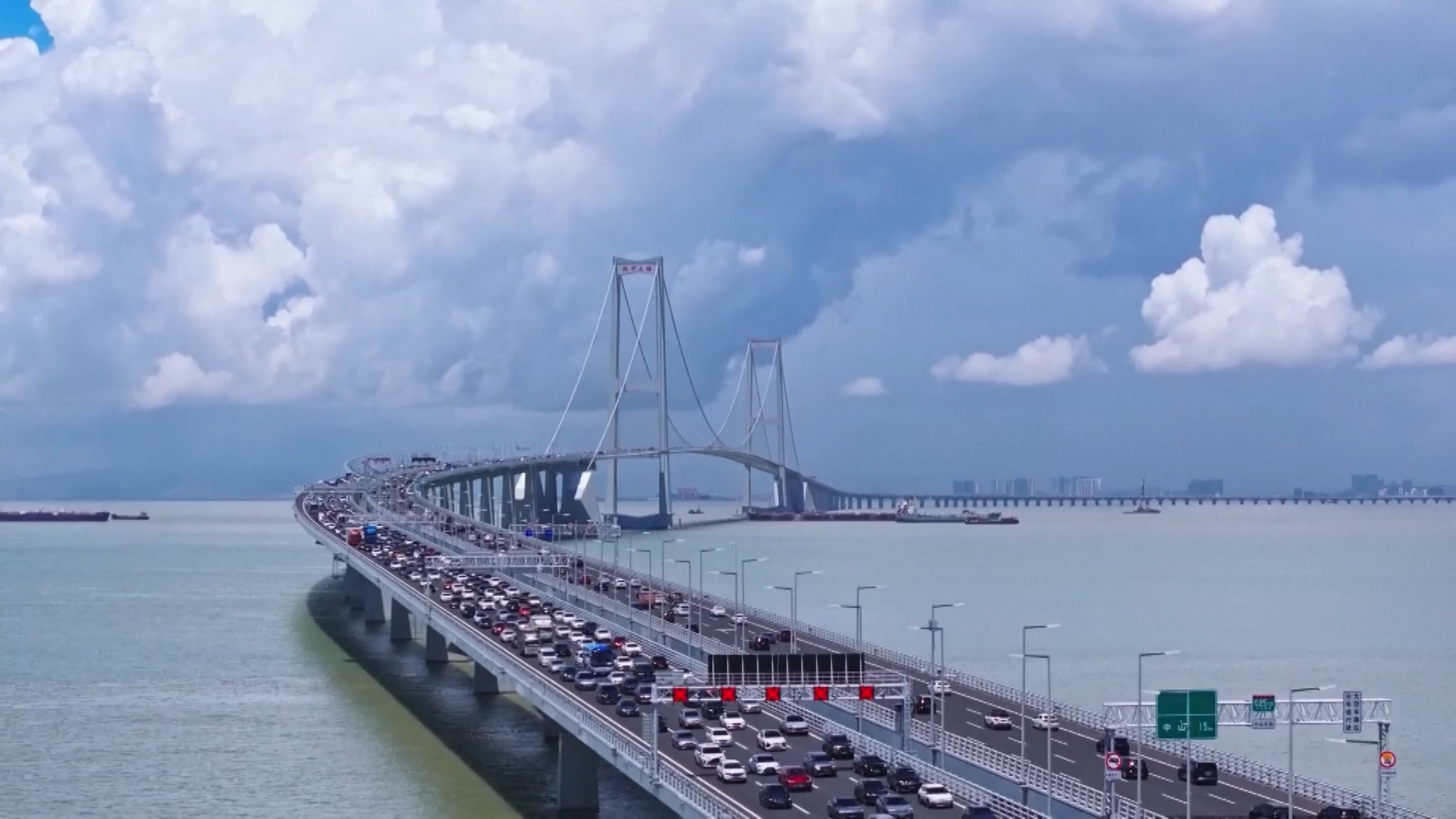 Un an de la darea în trafic a pasajului rutier Shenzhen-Zhongshan
